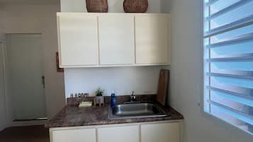 Apartamento Básico, varanda, vista parcial para o oceano | Cozinha privada