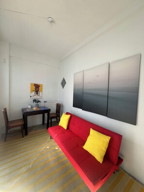 Apartamento básico, sacada, vista parcial para o oceano | Área de estar