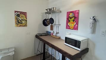 Apartamento Básico, varanda, vista parcial para o oceano | Kitchenette privada