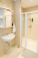 Quarto Quádruplo Comfort | Casa de banho | Um secador de cabelo, toalhas fornecidas, sabão, champô 