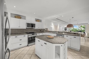 Ground Floor Yacht Club Condo E1 - Sunset Views, BBQ, Walk to Beach and ...