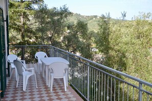 Apartamento, 2 quartos, polibã adaptado para cadeiras de rodas, vista para o mar | Terraço/pátio interior