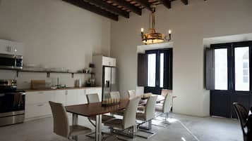 Apartamento Superior | Cozinha privada | Um frigorífico, um micro-ondas, uma placa de cozinha