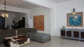 Apartamento família, cozinha | Área de estar