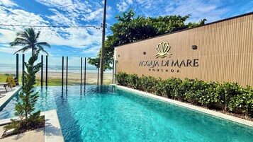 Piscina externa, espreguiçadeiras