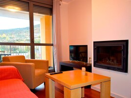 Apartamento básico | Área de estar | TV de tela plana