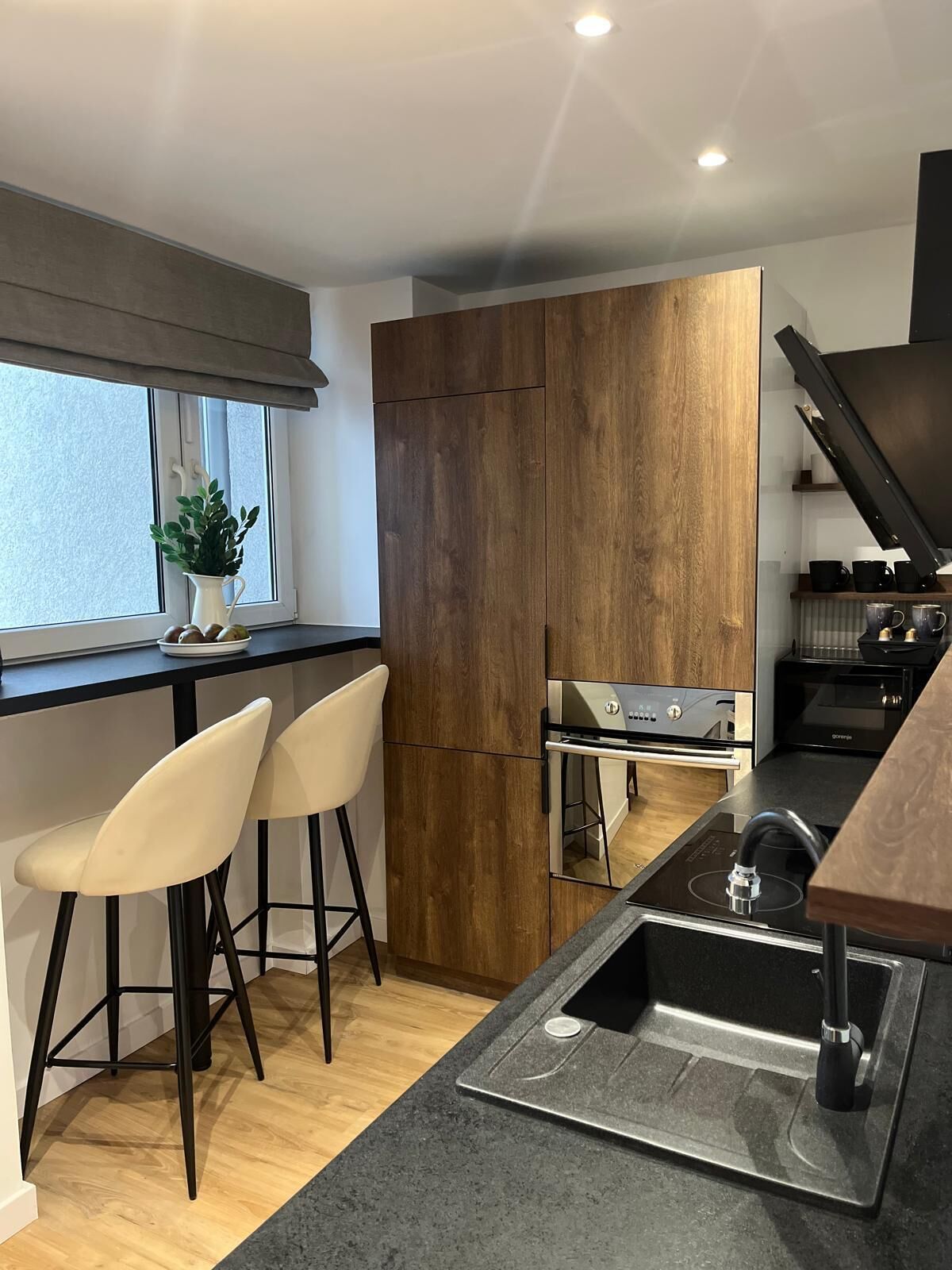 Apartamento luxo, vista para a cidade | Cozinha privada | Geladeira grande, micro-ondas, fogão, cooktop