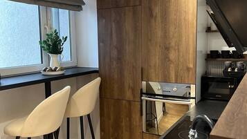 Apartamento luxo, vista para a cidade | Cozinha privada | Geladeira grande, micro-ondas, fogão, cooktop