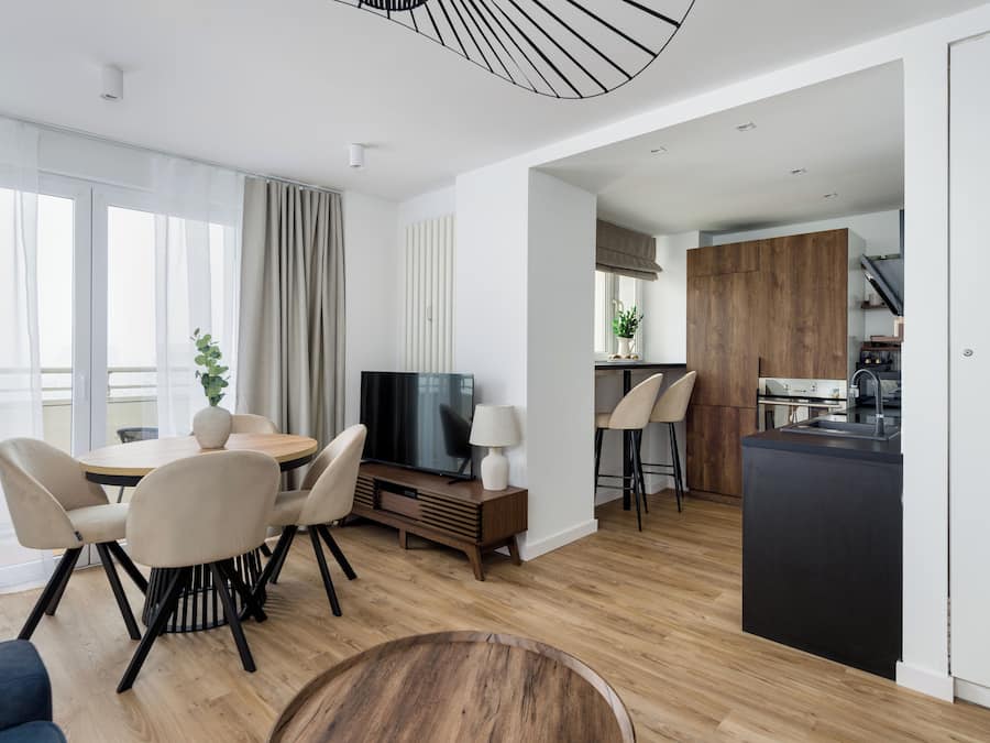 Apartamento Deluxe, Vista para a cidade | Sala de estar | Smart TV de 50 polegadas com canais por cabo, escritórios