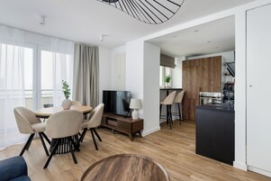 Apartamento Deluxe, Vista para a cidade | Sala de estar | Smart TV de 50 polegadas com canais por cabo, escritórios 