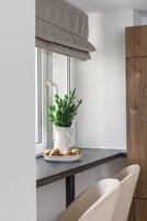 Apartamento Deluxe, Vista para a cidade | Cozinha privada | Uma máquina de café expresso, uma cafeteira/bule 
