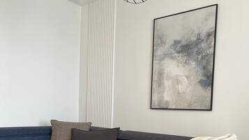 Apartamento luxo, vista para a cidade | Área de estar | Smart TV 50 polegadas com canais a cabo, escritórios