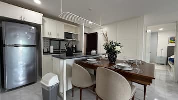 Apartamento luxo, sacada, vista para a cidade | Cozinha privada | Micro-ondas, talheres/pratos/utensílios de cozinha