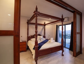 Apartamento Deluxe, varanda, Vista para a cidade | Ferro/tábua de engomar, Wi-fi grátis, roupa de cama fornecida