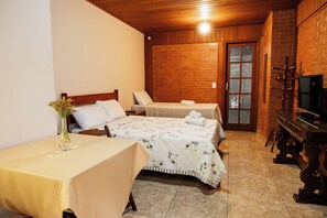 Quarto Triplo Clássico, vista para o jardim | Wi-fi grátis 