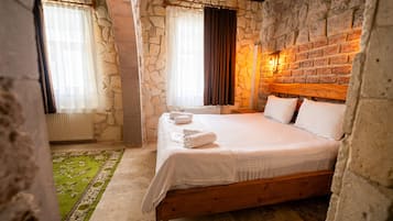 Quarto Duplo Standard | Minibar, secretária, ferro/tábua de engomar