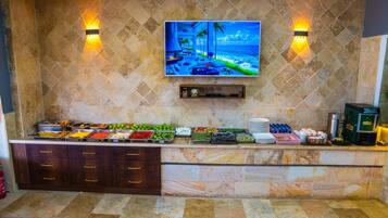 Café da manhã com buffet grátis todos os dias