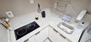 Apartamento Básico | Cozinha privada | Um frigorífico, um micro-ondas, utensílios de cozinha 