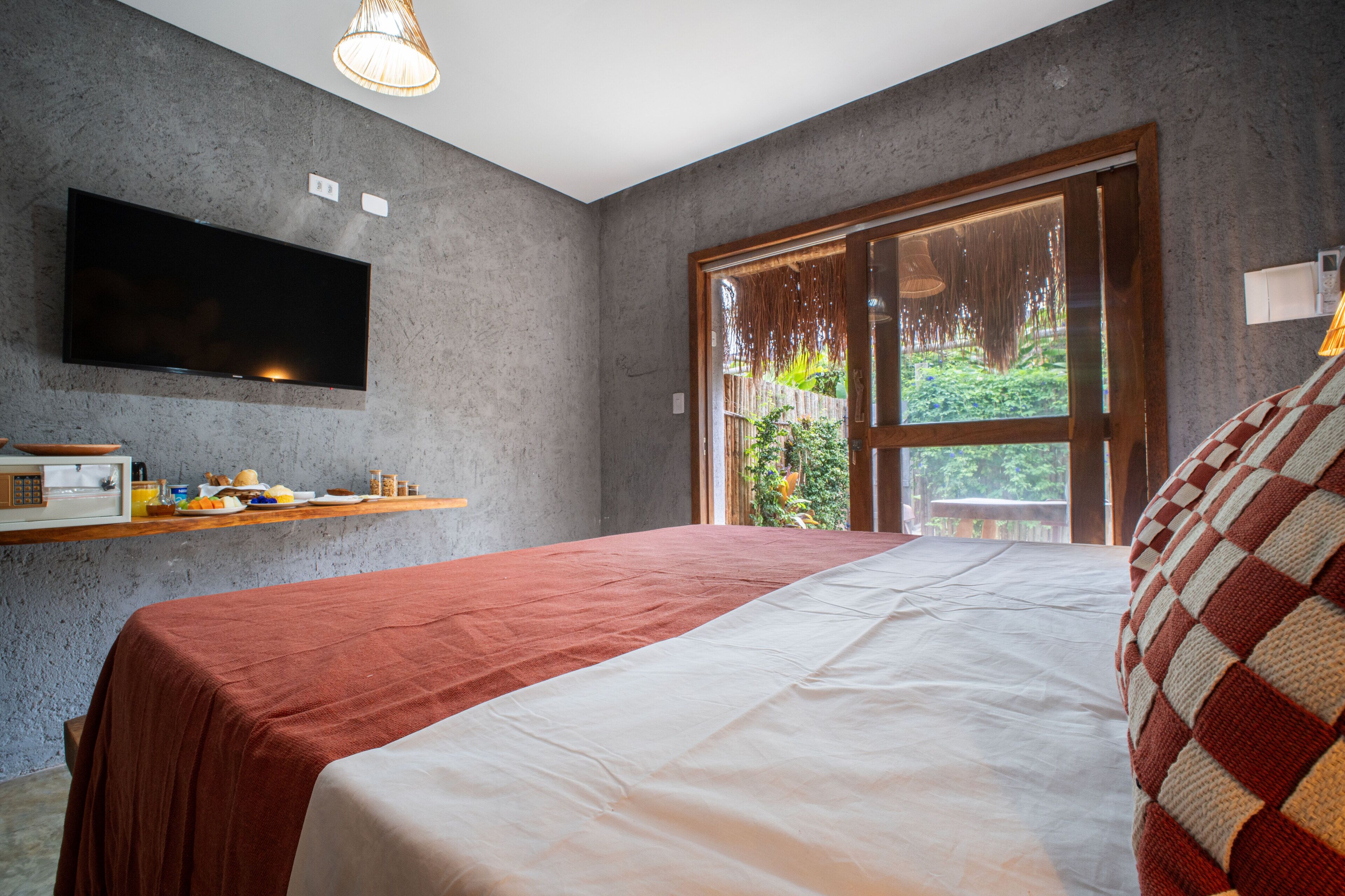 Quarto casal ou duplo, vista para a piscina | Cofres nos quartos, Wi-Fi de cortesia