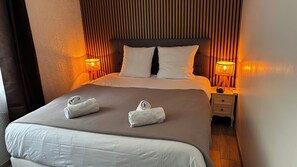 Apartamento, vista para o parque | Escrivaninha, Wi-Fi de cortesia