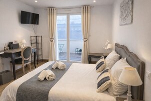 Apartamento exclusivo, 2 quartos | Frigobar, escrivaninha, espaço de trabalho para notebook