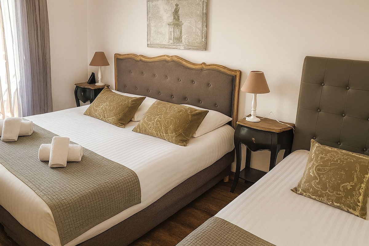 Quarto triplo standard | Escrivaninha, Wi-Fi de cortesia