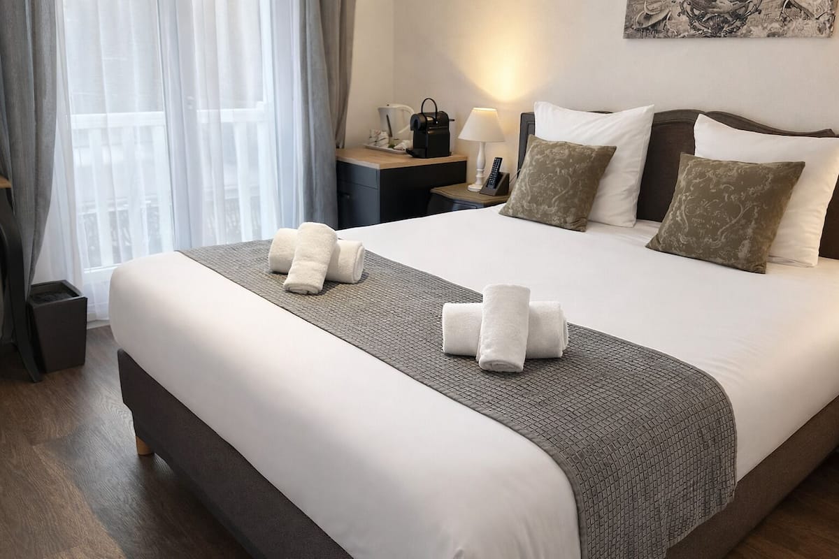 Quarto casal superior, sacada, vista para a piscina | Frigobar, escrivaninha, espaço de trabalho para notebook