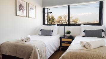 Apartamento Familiar, não fumadores, varanda | Secretária adequada para computadores portáteis, ferro/tábua de engomar