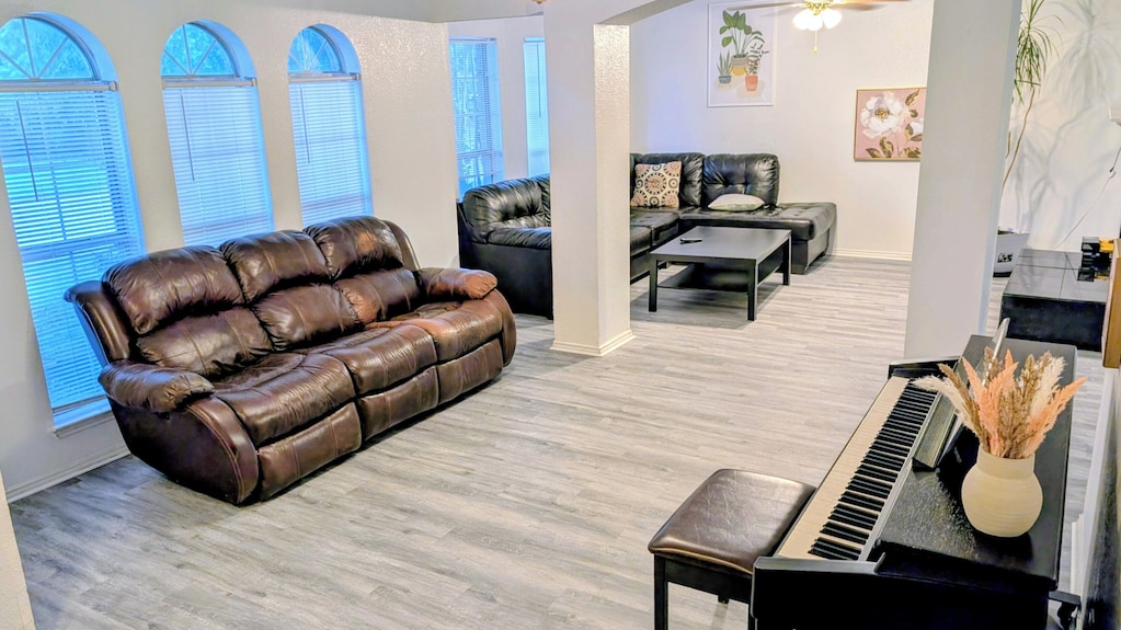 Spacious 4br Home W/ Private Pool, Workspace & Sleeps 14 - Denton, TX