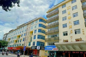 Um edifício com vários andares e estabelecimentos comerciais no andar térreo.