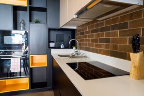 Apartamento standard, para não fumantes | Cozinha privada | Geladeira, micro-ondas, fogão, cooktop