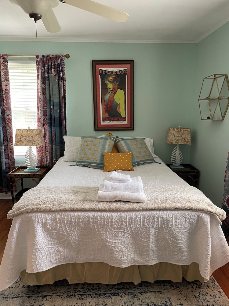 Charming Masters Cottage within a short walk