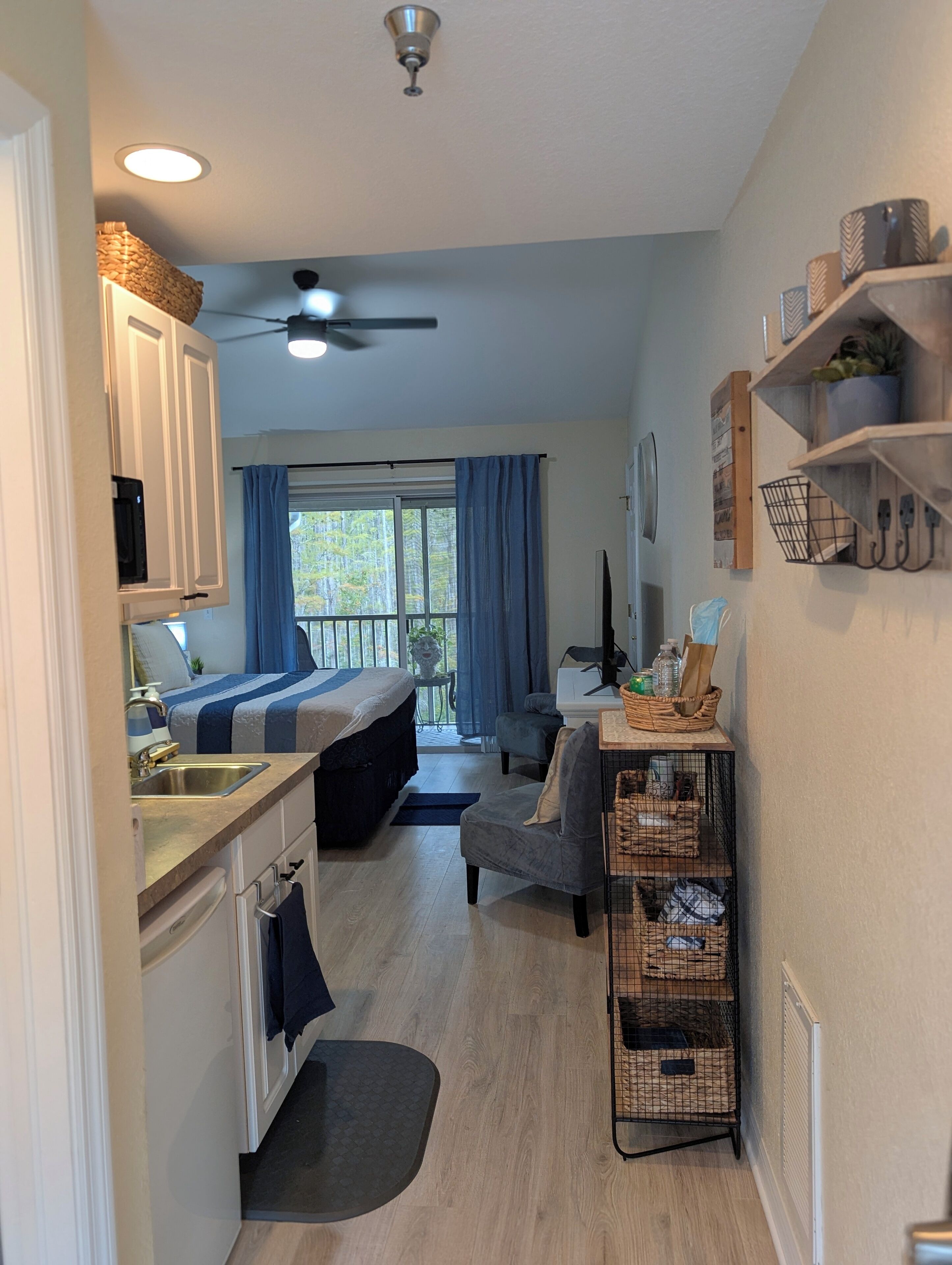 Vaulted Studio King Suite, 3rd Floor, Private Lanai - Clothing Optional - Land O' Lakes, FL