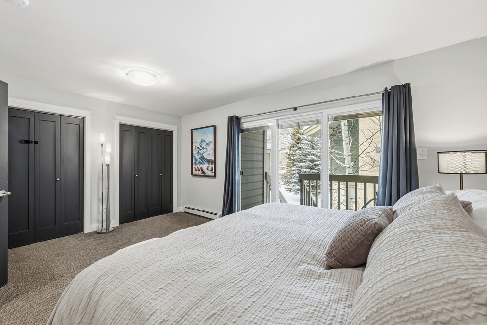 Refined – Bright End-Unit Townhome – Shuttle + 4 Car Parking – Family ...
