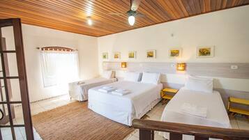 Quarto família, varanda, vista para a piscina | Wi-Fi de cortesia, acesso para cadeiras de rodas