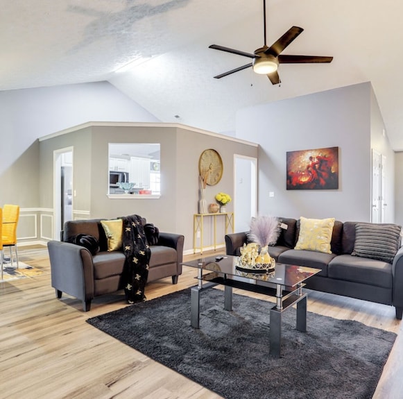 Stylish Lawrenceville Getaway With Sunroom Family & Pet Friendly - Lawrenceville, GA