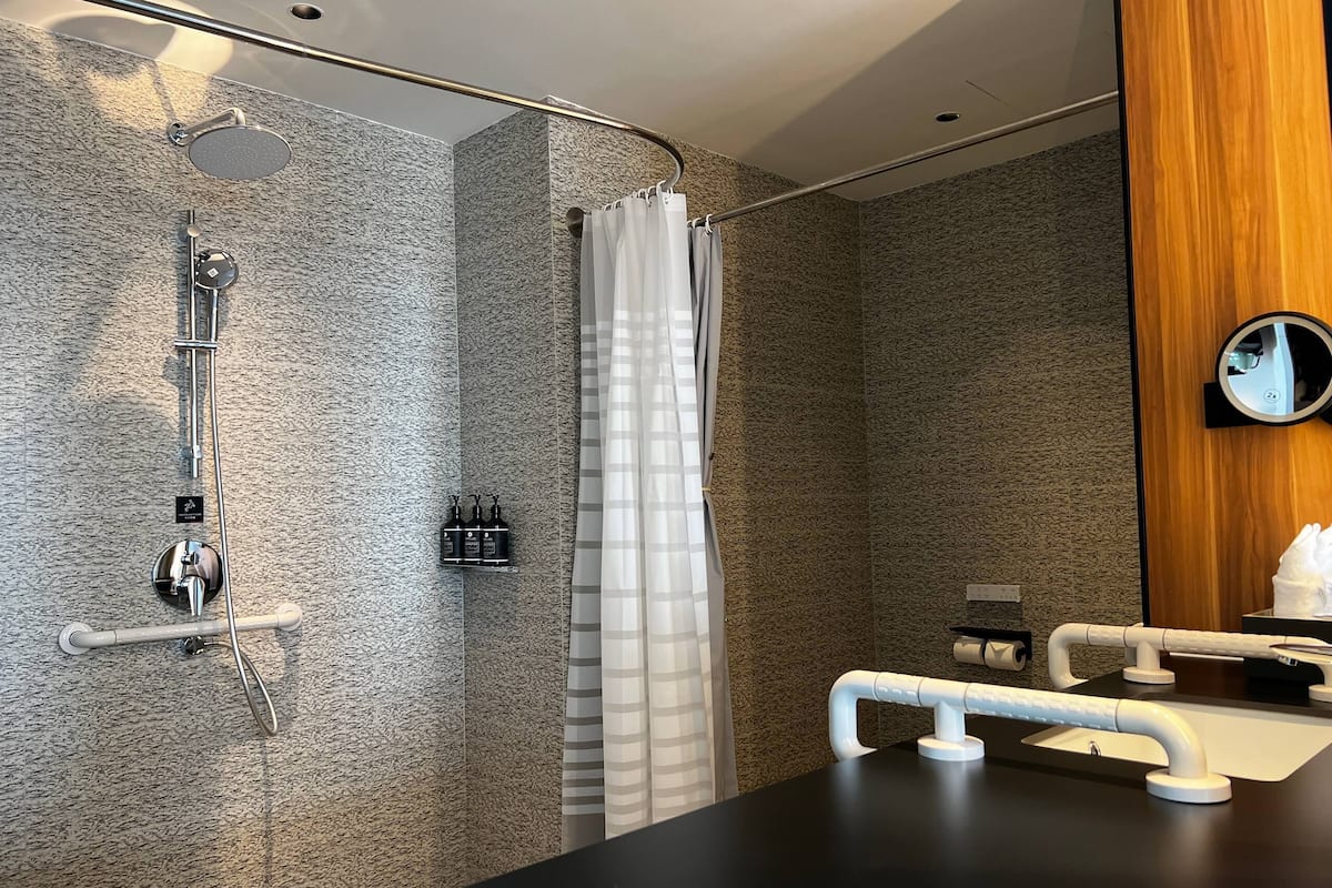 Quarto Duplo | Casa de banho | Artigos de higiene pessoal grátis, um secador de cabelo
