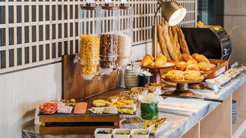 Pequeno-almoço tipo buffet diário mediante uma taxa