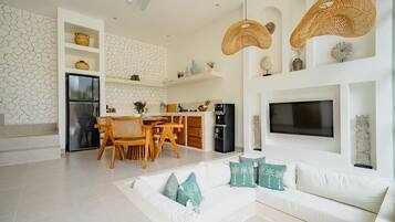 Villa de Luxo, 1 cama king-size, pátio, vista para a piscina | Sala | Televisor de 43 polegadas com canais por cabo