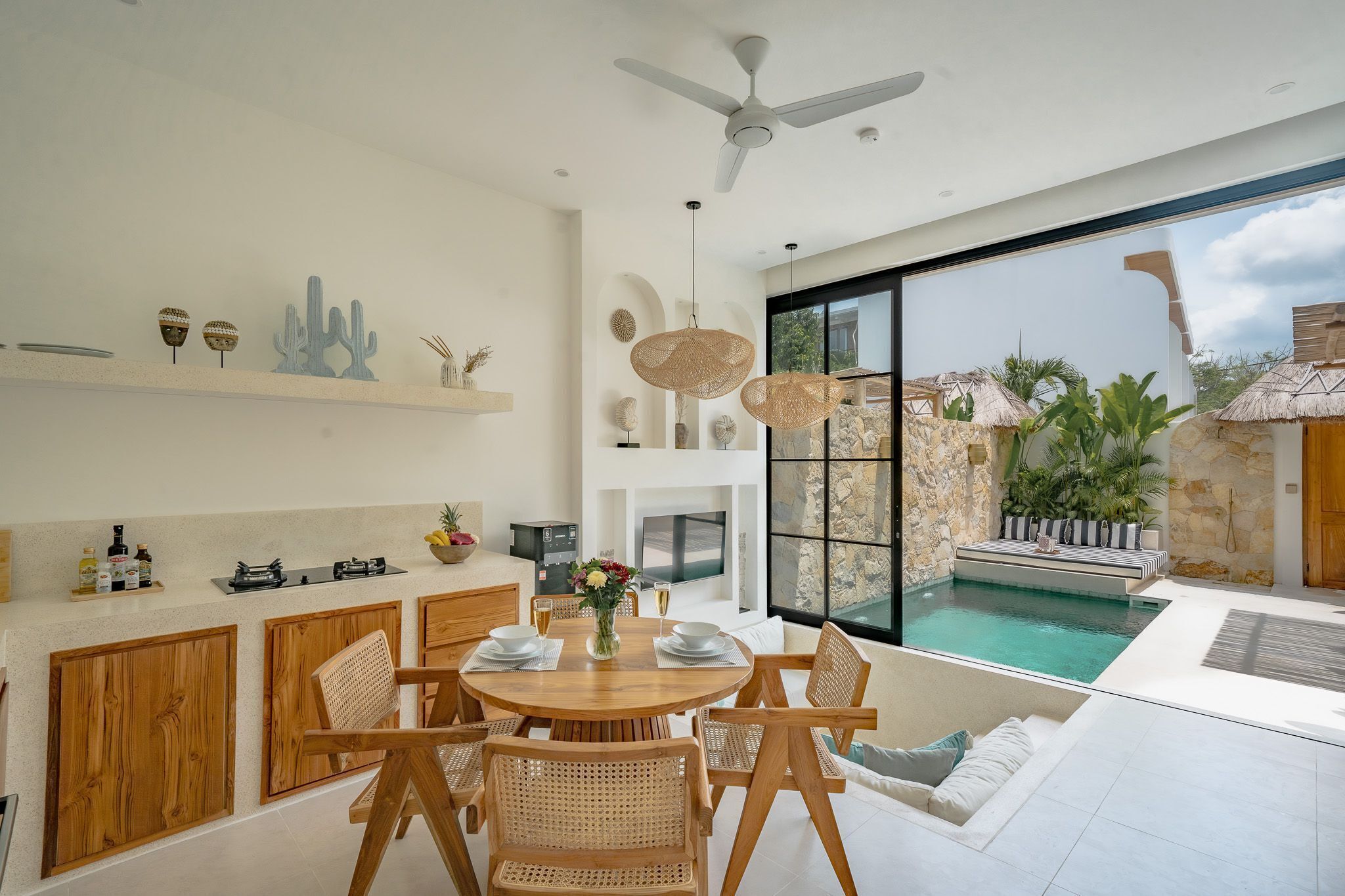 Villa de Luxo, 1 cama king-size, pátio, vista para a piscina | Cozinha privada | Um frigorífico, um forno, uma placa de cozinha, uma cafeteira/bule 