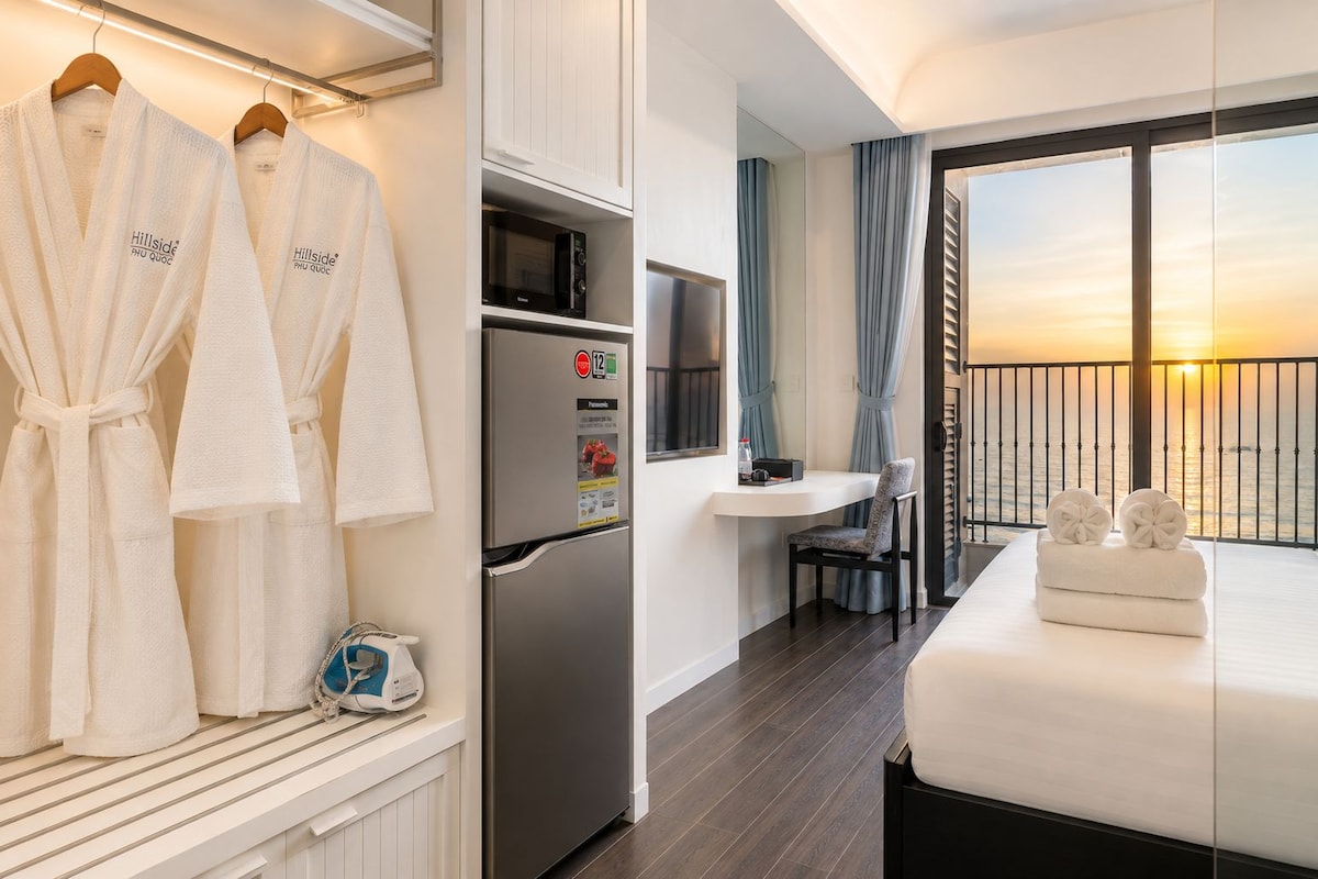 Estúdio Deluxe, varanda, vista para o mar | Roupa de alta qualidade, camas de colchão pillowtop, minibar 