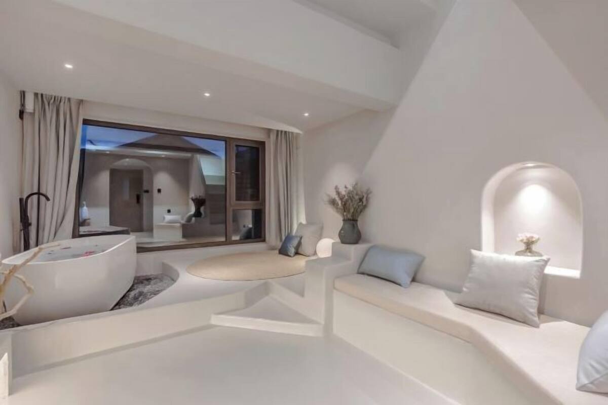 Um interior moderno com área de estar curva, uma janela grande e design minimalista.