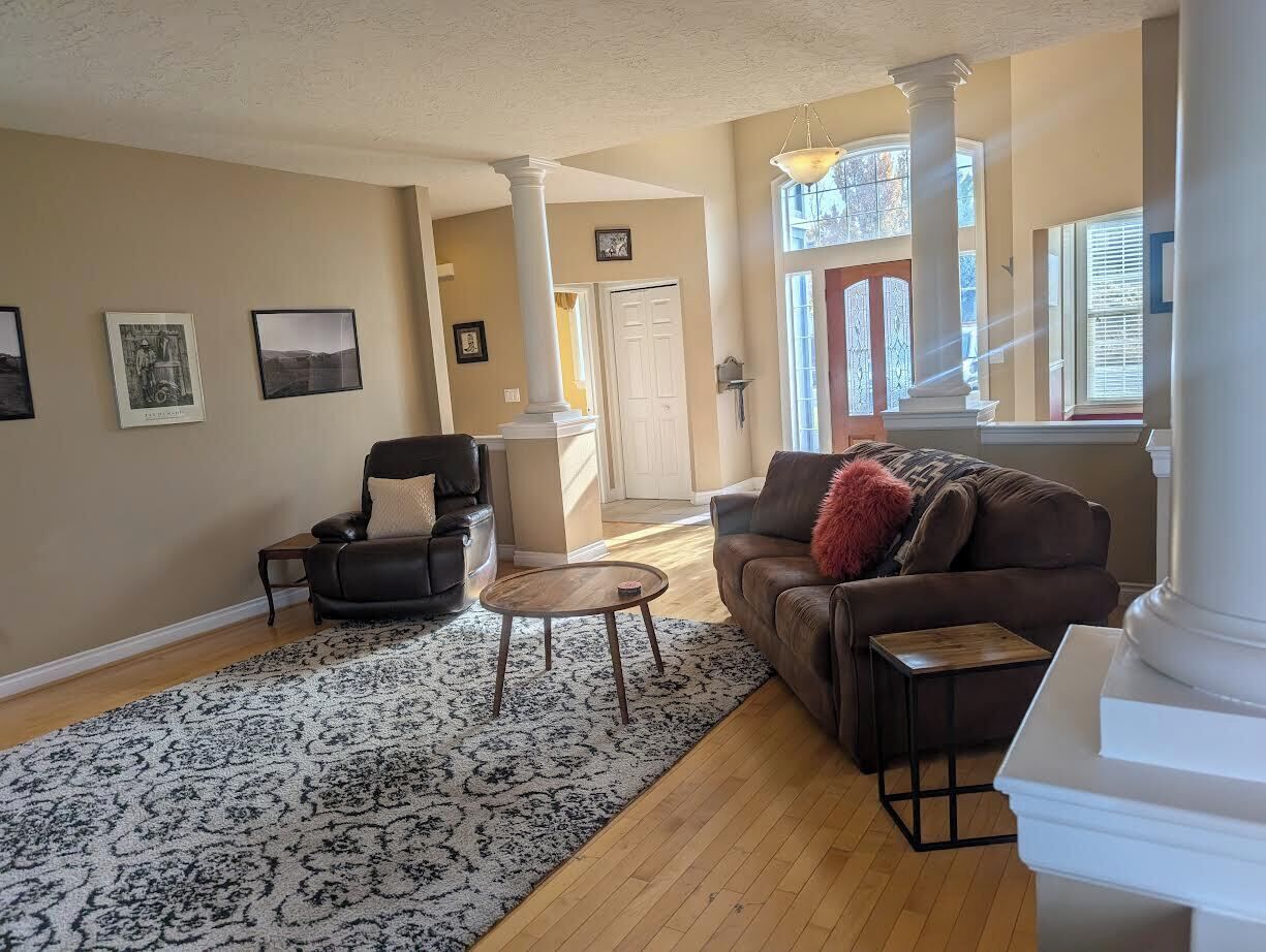 Updated 4-bedroom House Near Oit And Sky Lakes Medical Center - Klamath Falls, OR