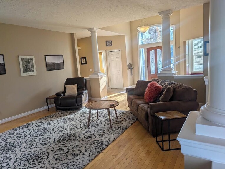 Updated 4-bedroom House Near Oit And Sky Lakes Medical Center - Klamath Falls, OR