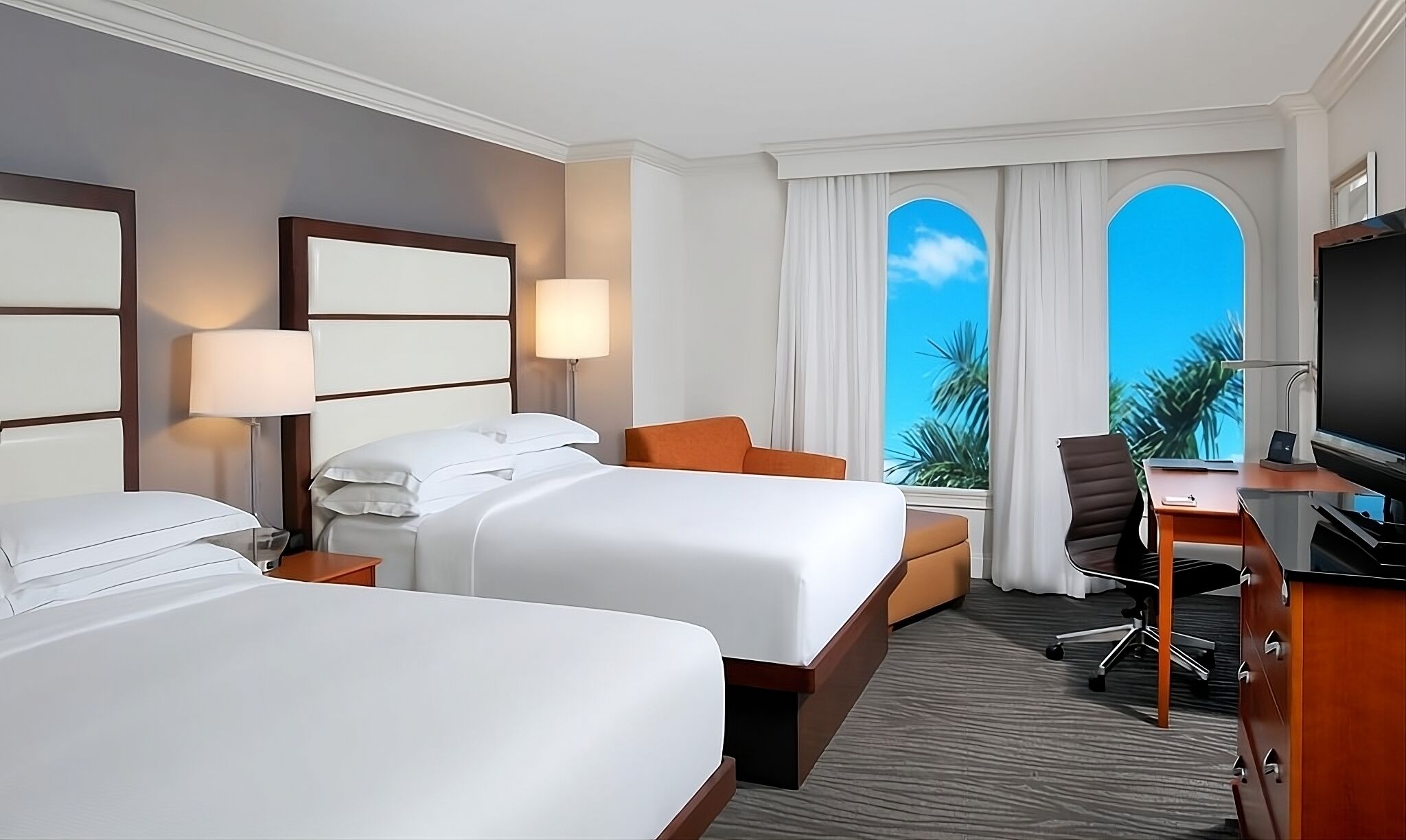 Conveniently To Excellent Transportation! Outdoor Pool, Free Parking! - Naples, FL