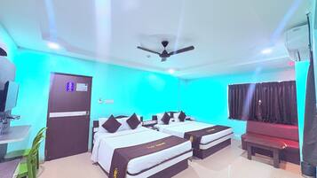 Quarto Quádruplo Clássico | Secretária, Wi-fi grátis