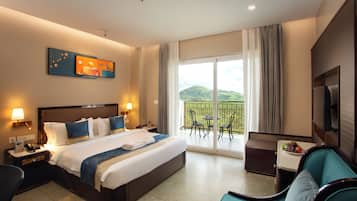 Quarto Clássico com Cama de Casal, varanda, vista para o lago | Cofre no quarto, secretária