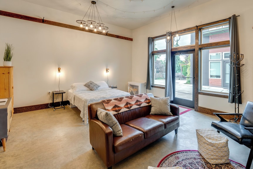 3 Blocks To Dtwn! Cozy Sedro-woolley Retreat! - Mount Vernon, WA