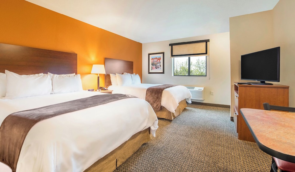 Comfortable Extended-stay Hotel With Full Kitchens & Pet-friendly Room - Marquette, MI