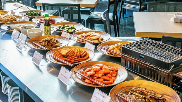 Um buffet com diversos pratos e utensílios.